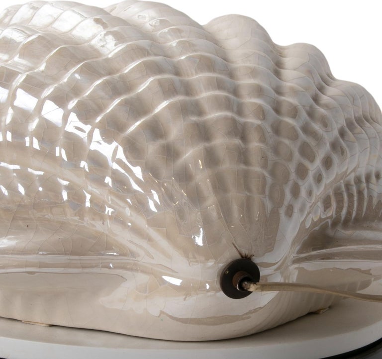 1980s Ceramic Shell-Shaped Table Lamp with Gilded Edges For Sale at 1stDibs