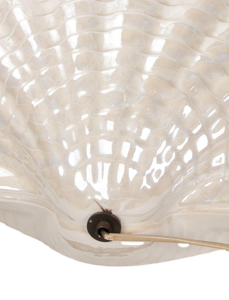 1980s Ceramic Shell-Shaped Table Lamp with Gilded Edges For Sale at 1stDibs