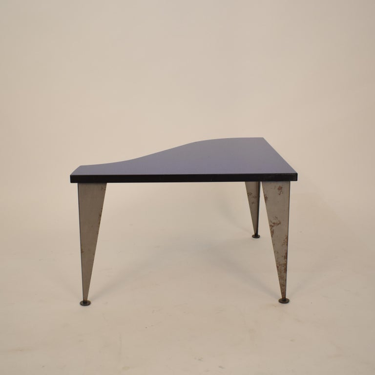 Table basse de groupe Memphis bleue, argentée et noire, de style ...