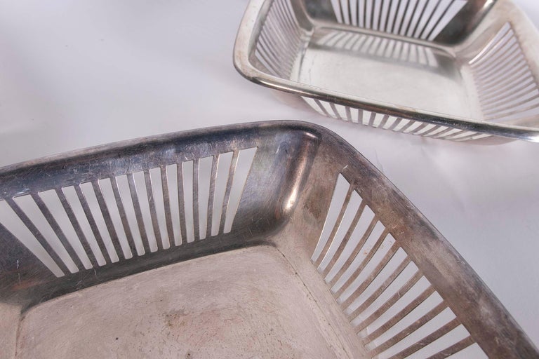 1980s Set of Three Square Silver Plated Metal Trays For Sale at 1stDibs