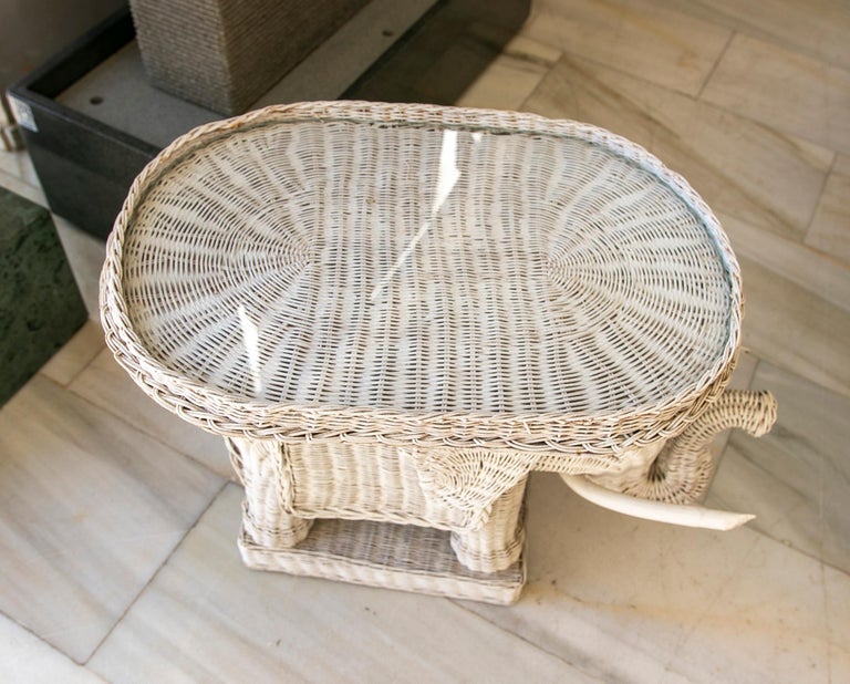 1980s Spanish Hand Woven Wicker Elephant Pedestal Table For Sale at 1stDibs