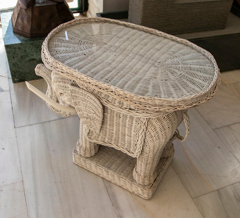 1980s Spanish Hand Woven Wicker Elephant Pedestal Table For Sale at 1stDibs