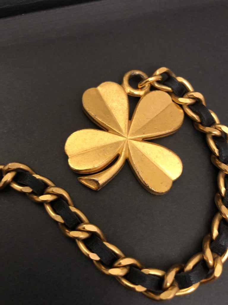 1993 Vintage CHANEL Gold Toned Clover Chain Leather Belt For Sale at ...