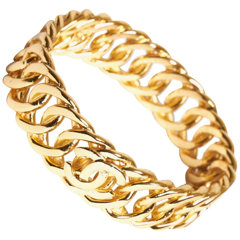 1980's Vintage Chanel Logo Chain Gold Bangle Bracelet For Sale at 1stDibs
