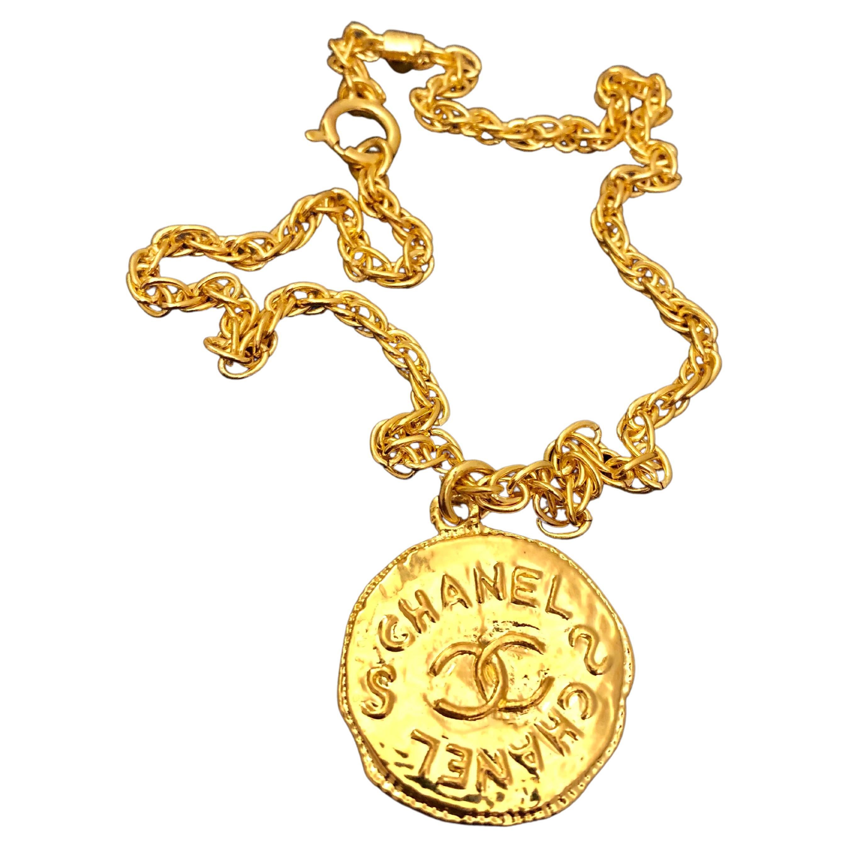 1993 Vintage CHANEL Gold Toned Short Chain Necklace For Sale at 1stDibs