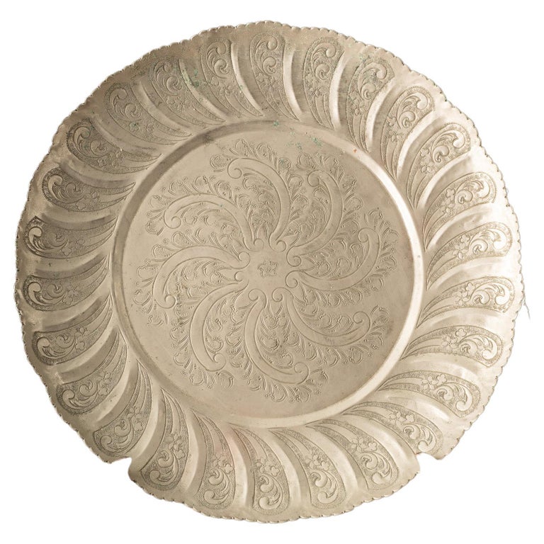 19th C., Elegant Vintage Plate with Ornaments For Sale at 1stDibs