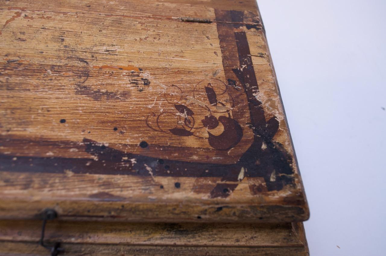 19th Century American Pine Primitive Decorative Box For Sale at 1stDibs