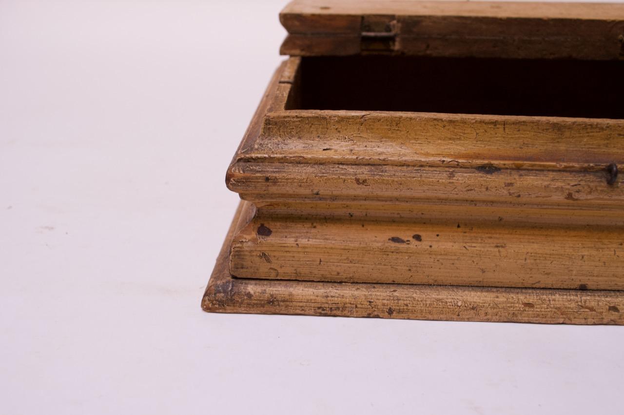 19th Century American Pine Primitive Decorative Box For Sale at 1stDibs