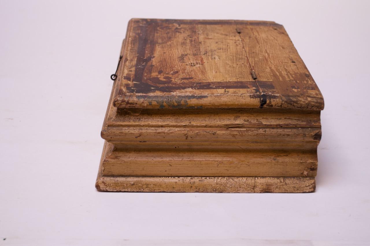 19th Century American Pine Primitive Decorative Box For Sale at 1stDibs
