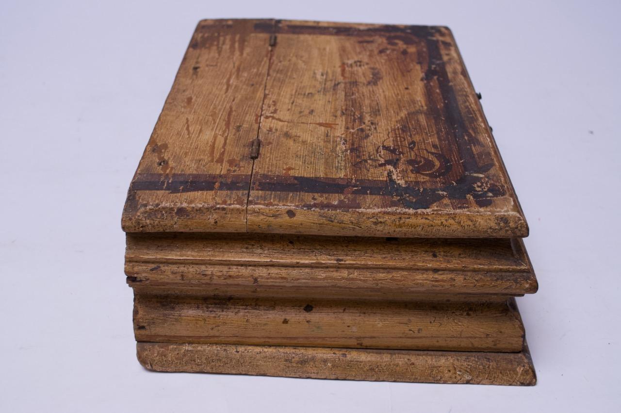 19th Century American Pine Primitive Decorative Box For Sale at 1stDibs