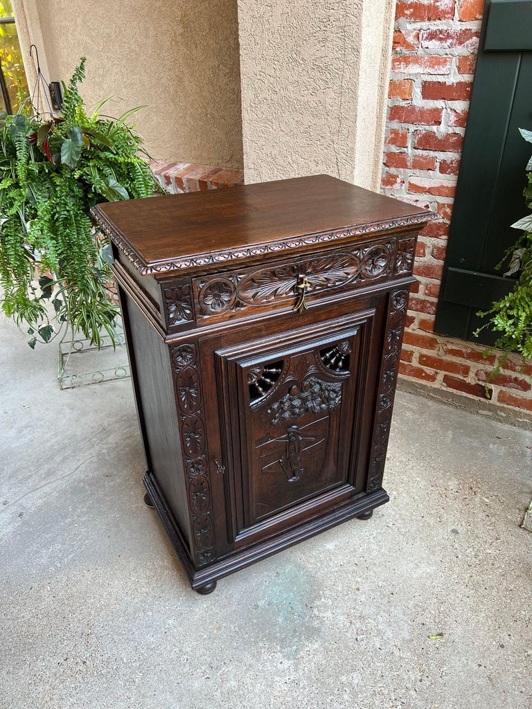Antique meuble de rangement français du 19ème siècle en chêne sculpté ...