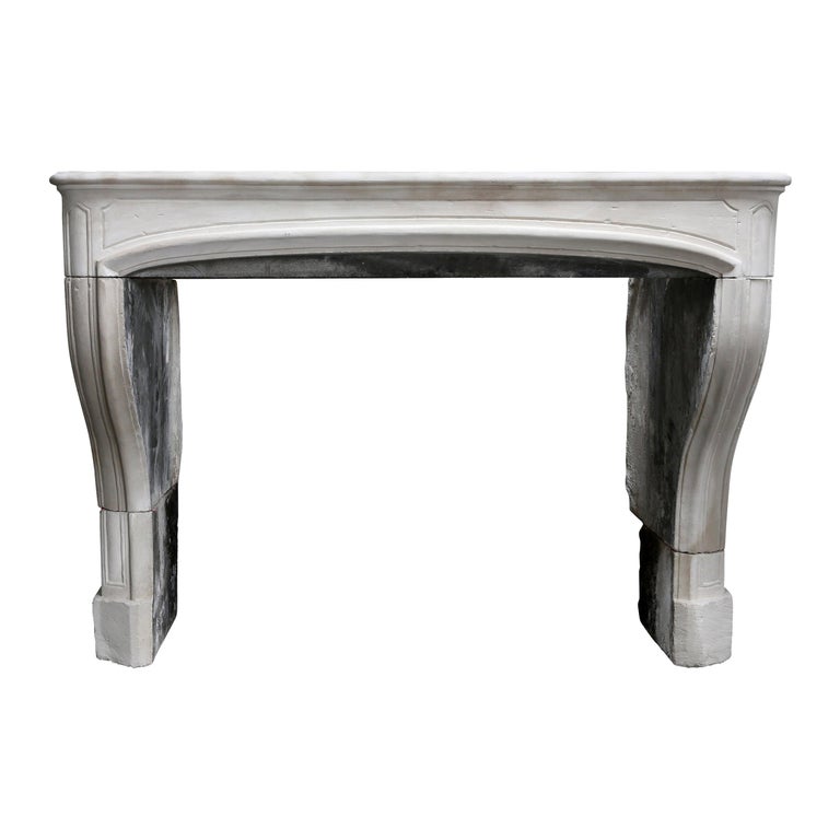 antiker Kaminsims des 19. Jahrhunderts aus Kalkstein im Stil von Louis ...