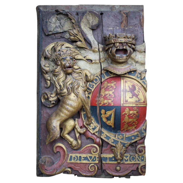 Armoiries royales avec armoiries sculptées et dorées polychromes du ...