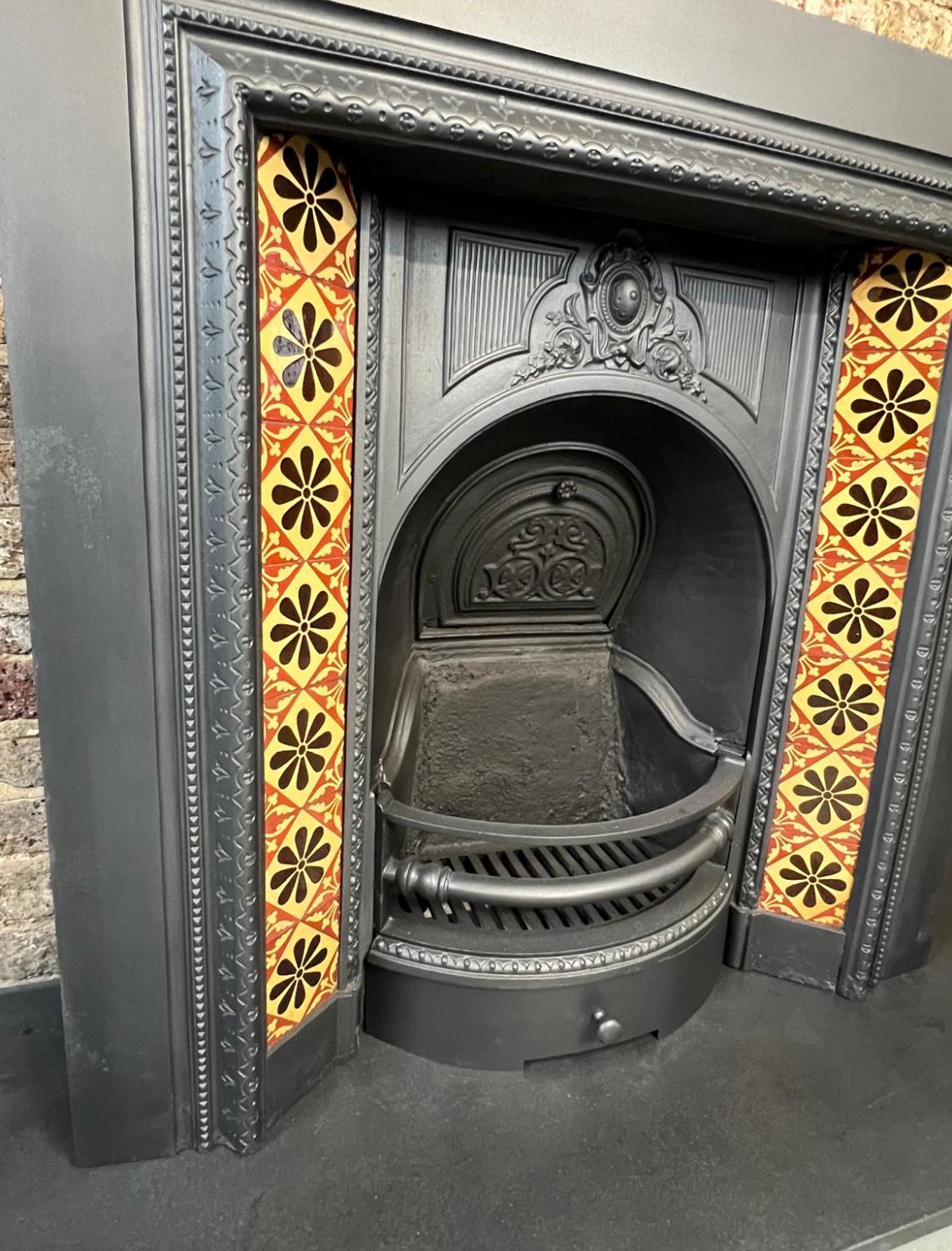 19th Century Cast Iron Tiled Fireplace Insert For Sale at 1stDibs