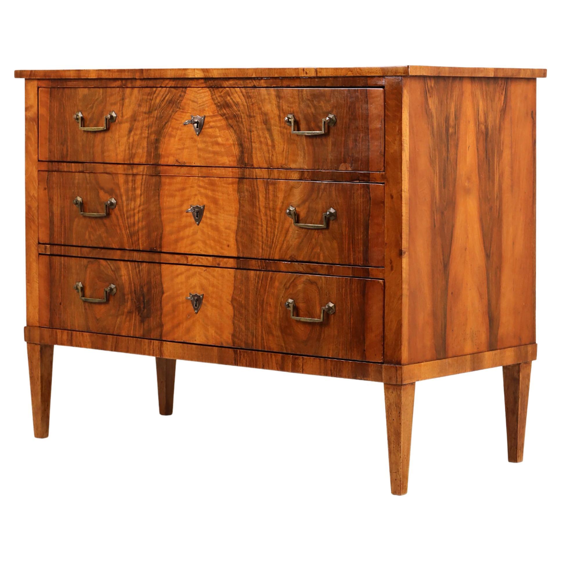 19th Century Chest of drawers with beautiful walnut For Sale at 1stDibs