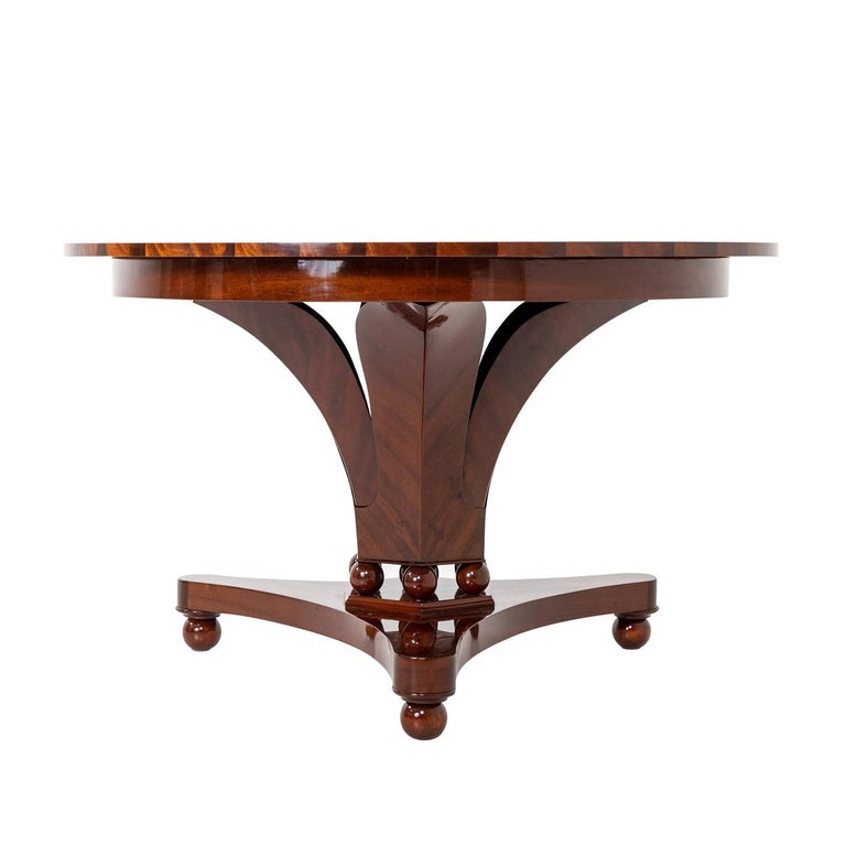 19th Century Dark-Brown German Biedermeier Polished Mahogany Round ...