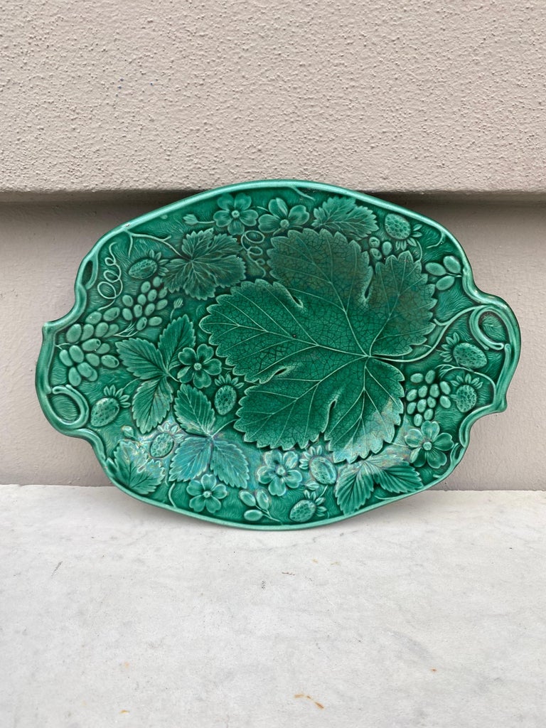 19th Century English Green Majolica Strawberry Platter For Sale at 1stDibs