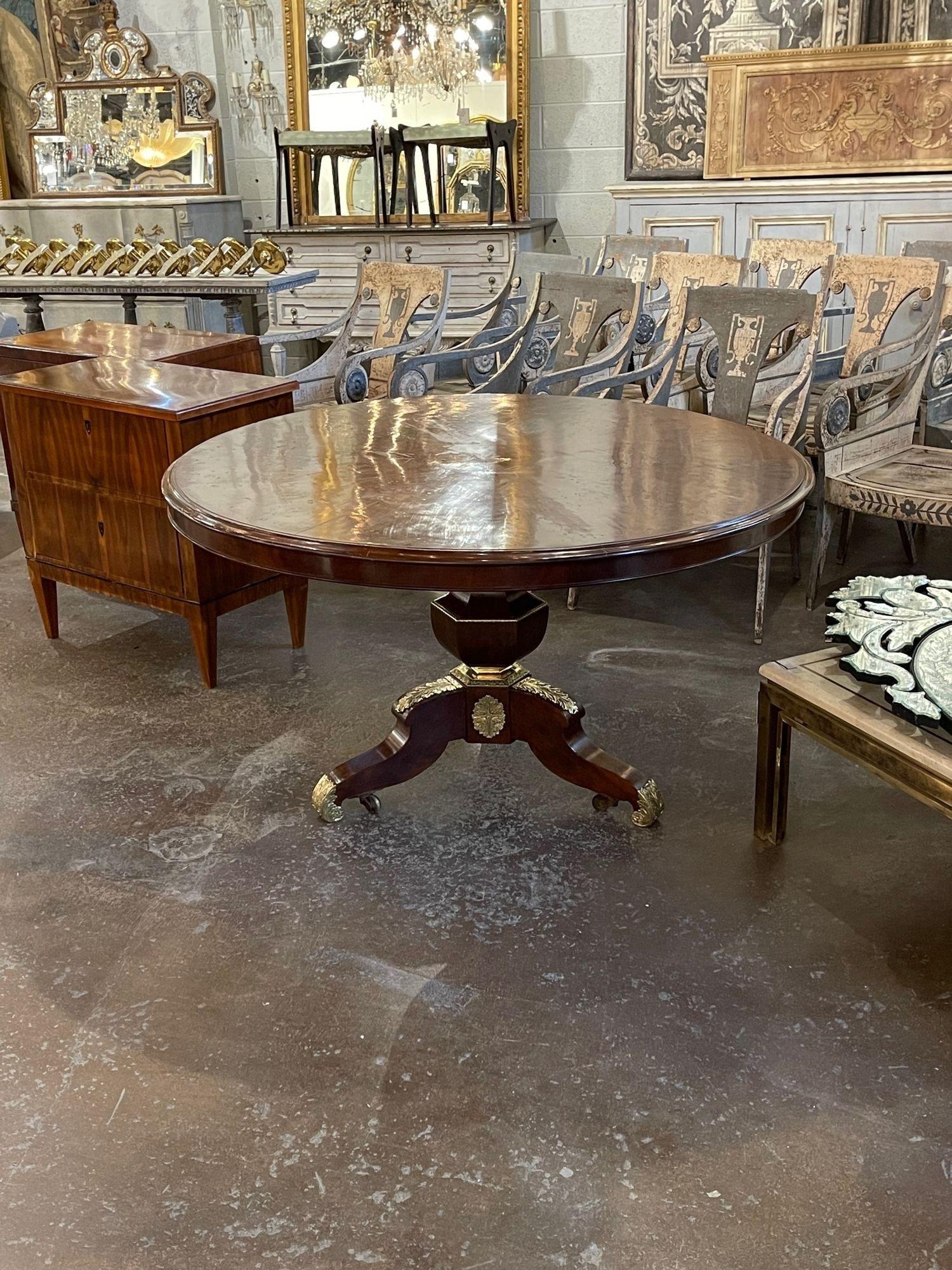 Mesa de centro montada de caoba y bronce dorado de la Regencia inglesa ...