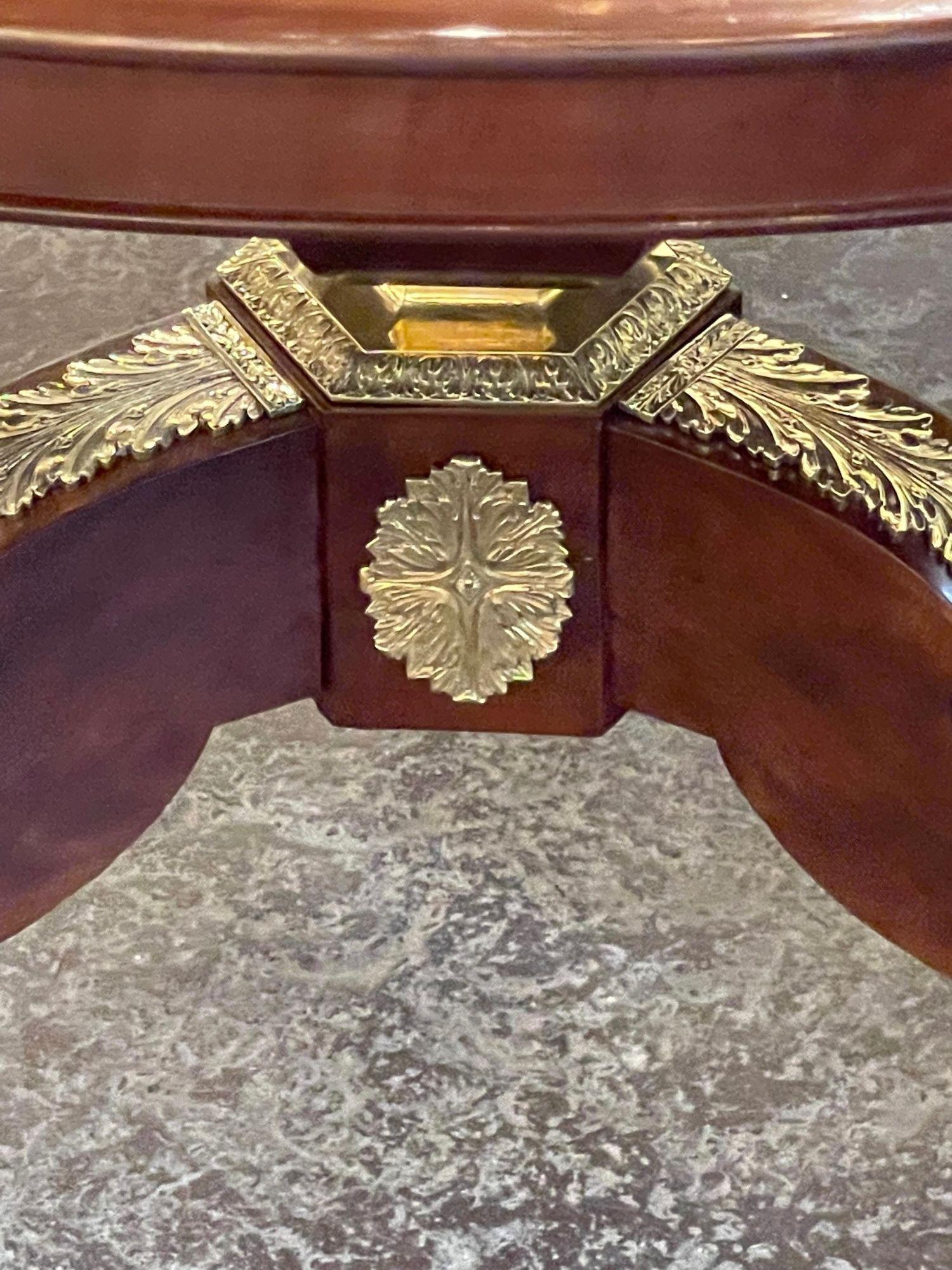 Mesa de centro montada de caoba y bronce dorado de la Regencia inglesa ...