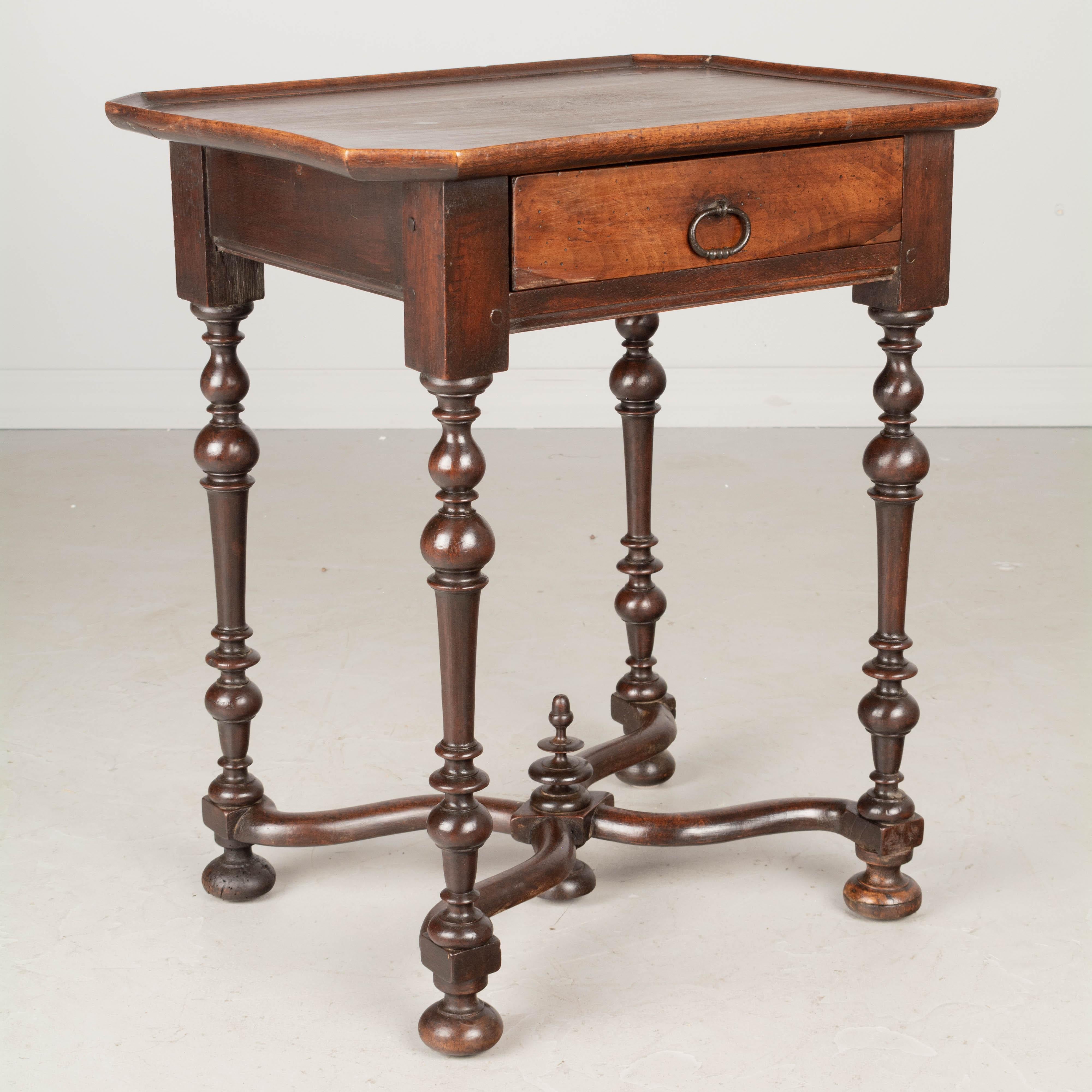 Mesa auxiliar francesa de nogal estilo Luis XIII del siglo XIX en venta ...