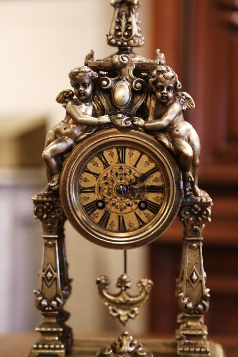 Französische Louis XV Rokoko-Kaminuhr aus vergoldeter Bronze mit Putten ...