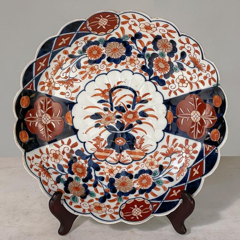 19th Century Imari Hand-Painted Charger For Sale at 1stDibs