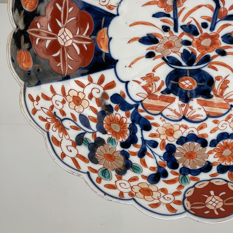 19th Century Imari Hand-Painted Charger For Sale at 1stDibs