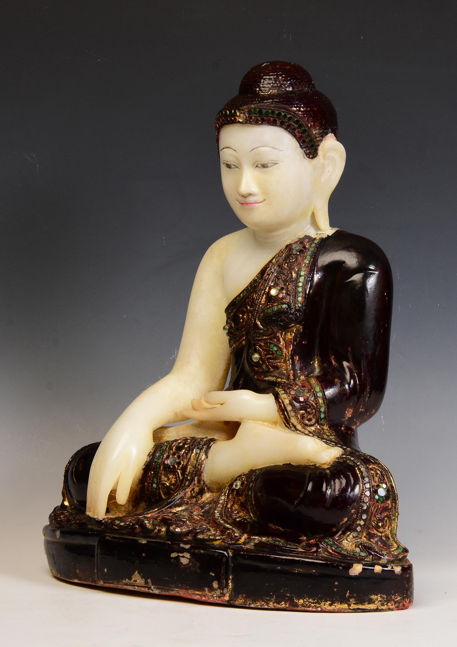 19th Century, Mandalay, Antique Burmese Alabaster Seated Buddha For Sale at 1stDibs