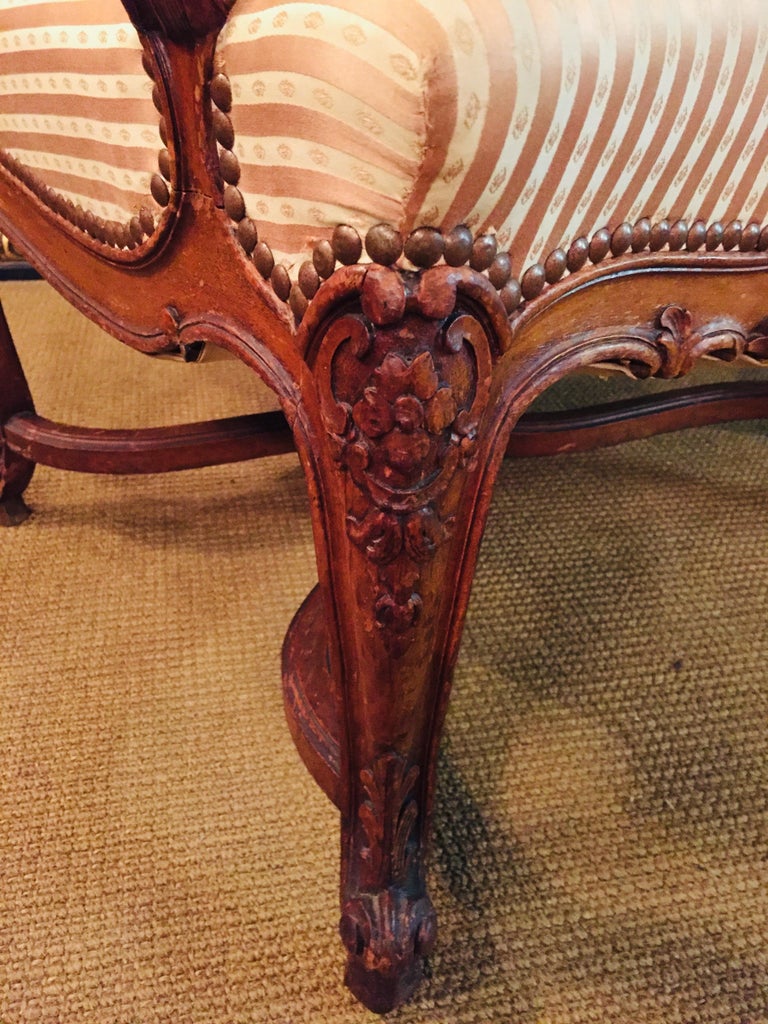 19th Century Neo Rococo Set circa 1860 Carved Walnut For Sale at 1stDibs