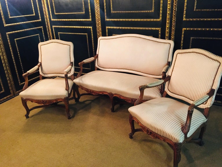 19th Century Neo Rococo Set circa 1860 Carved Walnut For Sale at 1stDibs