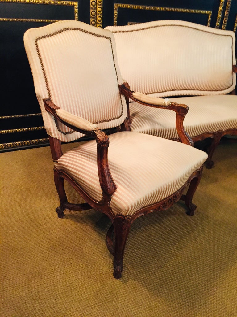 19th Century Neo Rococo Set circa 1860 Carved Walnut For Sale at 1stDibs
