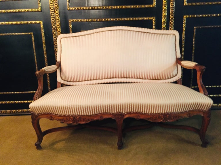 19th Century Neo Rococo Set circa 1860 Carved Walnut For Sale at 1stDibs