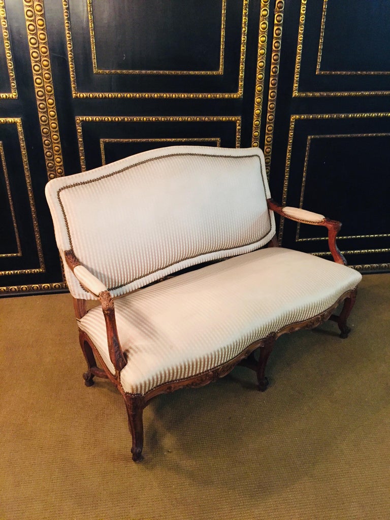 19th Century Neo Rococo Set circa 1860 Carved Walnut For Sale at 1stDibs