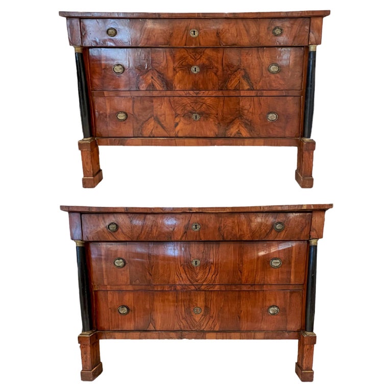 Paire de commodes Empire italiennes en noyer du 19ème siècle - En vente ...