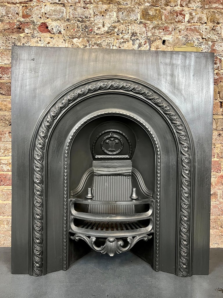 Insert de cheminée en fonte inclinée du 19ème siècle - En vente sur 1stDibs