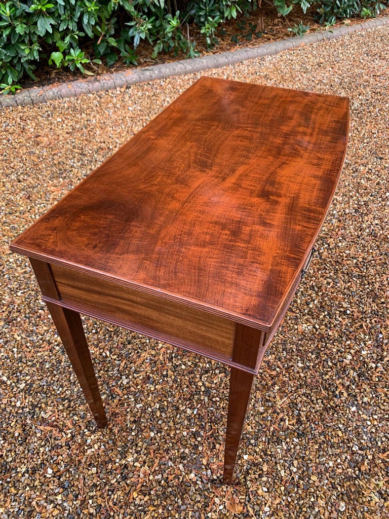 19th Century Victorian Mahogany Bow-Fronted Side Table For Sale at 1stDibs