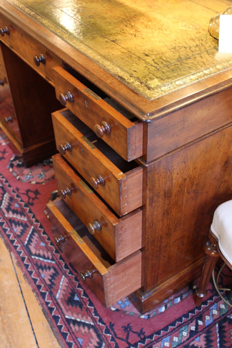 19thc. Mahogany Pedestal Desk For Sale at 1stDibs