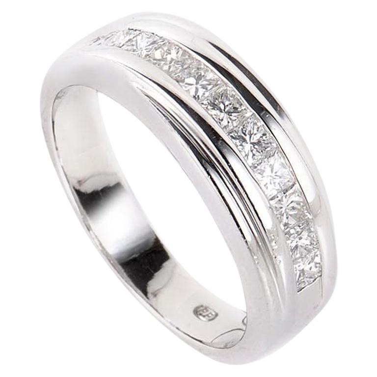 Gucci Icon Twirl 18 Karat White Gold Diamond Band Ring at 1stDibs