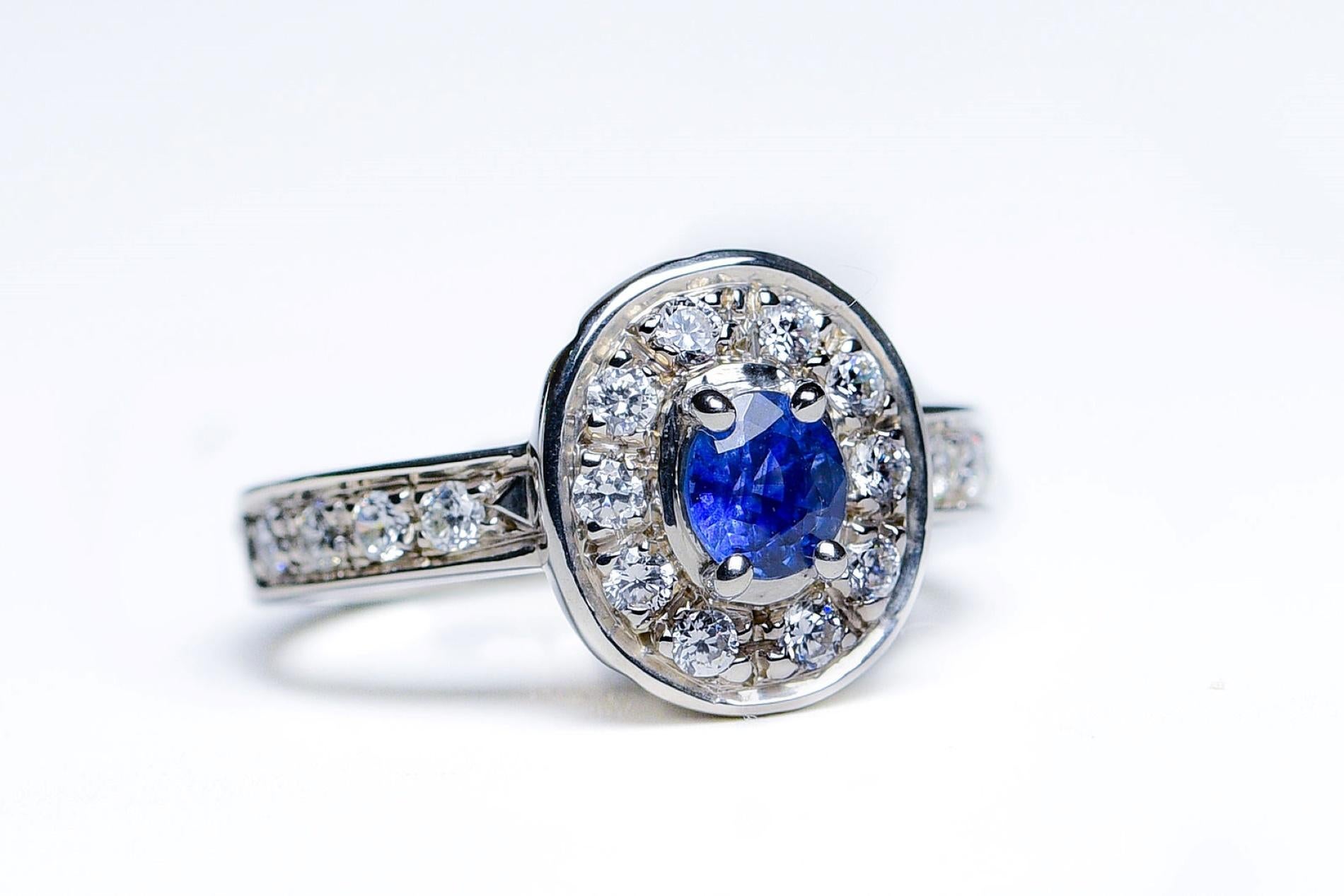 1ct Natural Oval Blue Sapphire Engagement Ring For Sale at 1stDibs