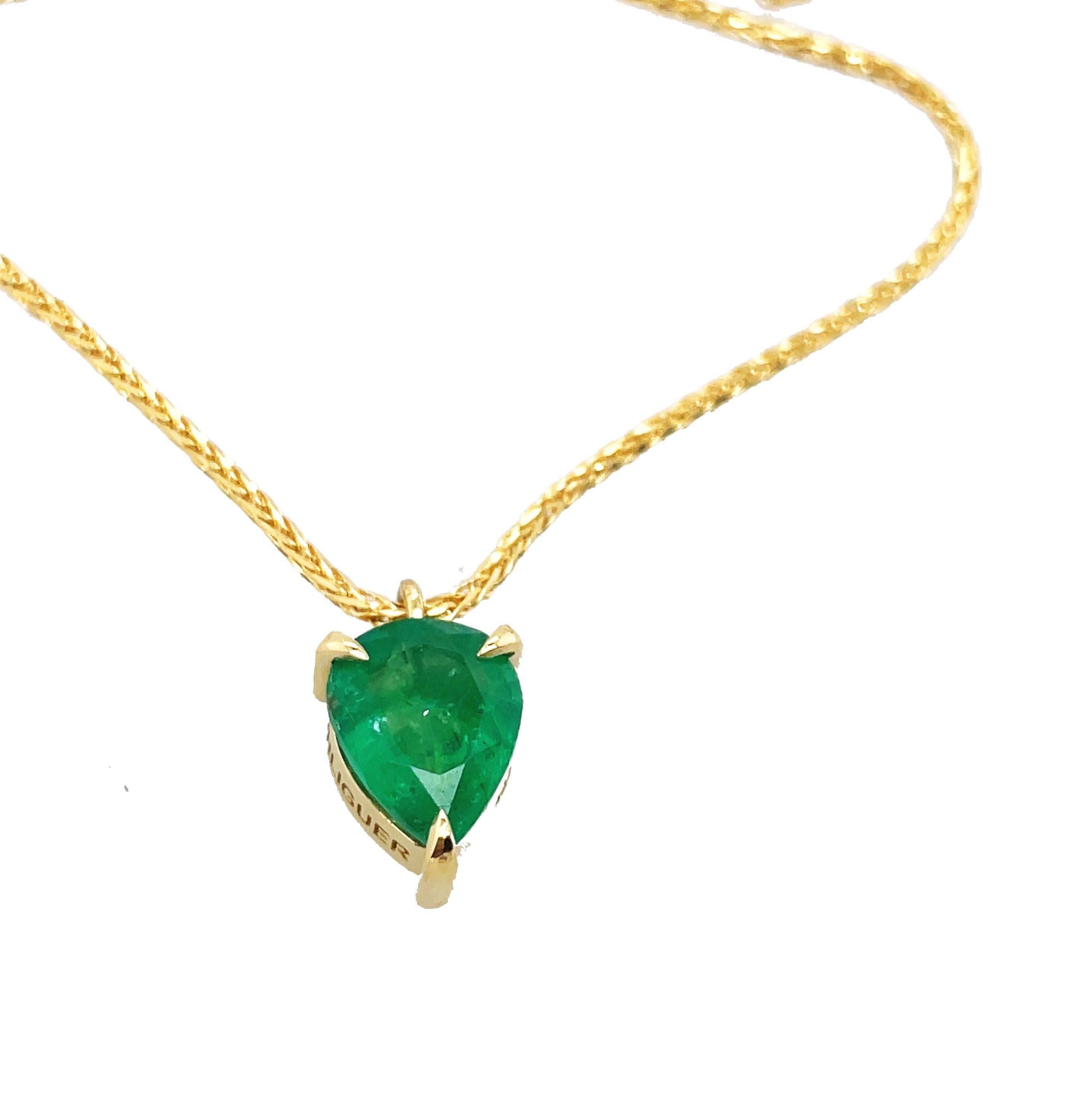 1ct Pear cut emerald pendant in 18k gold with extender chain For Sale at 1stDibs