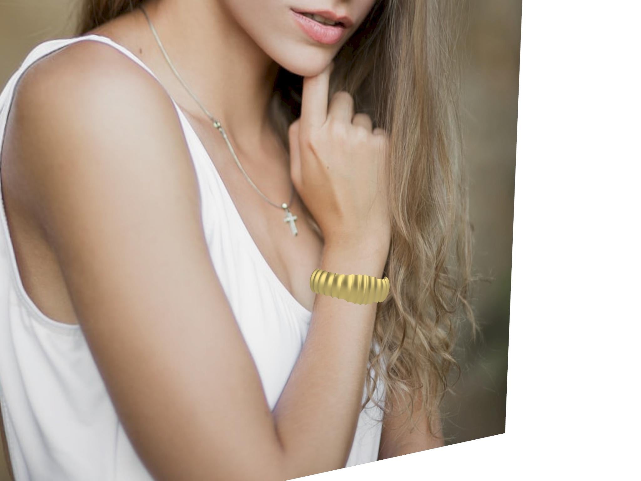 20 Karat Yellow Gold Wide Vertebrae Cuff Bracelet For Sale at 1stDibs