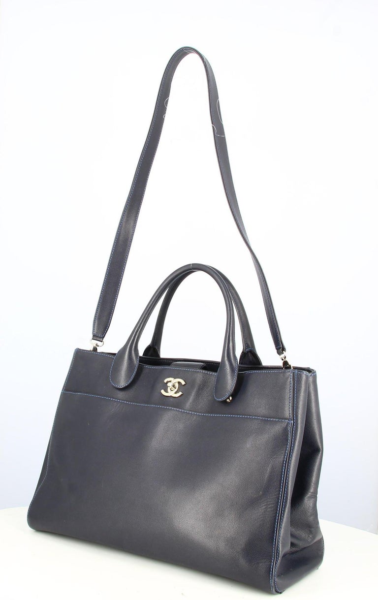 2015-2016 Chanel Leather Medium Executive Cerf Tote For Sale at 1stDibs