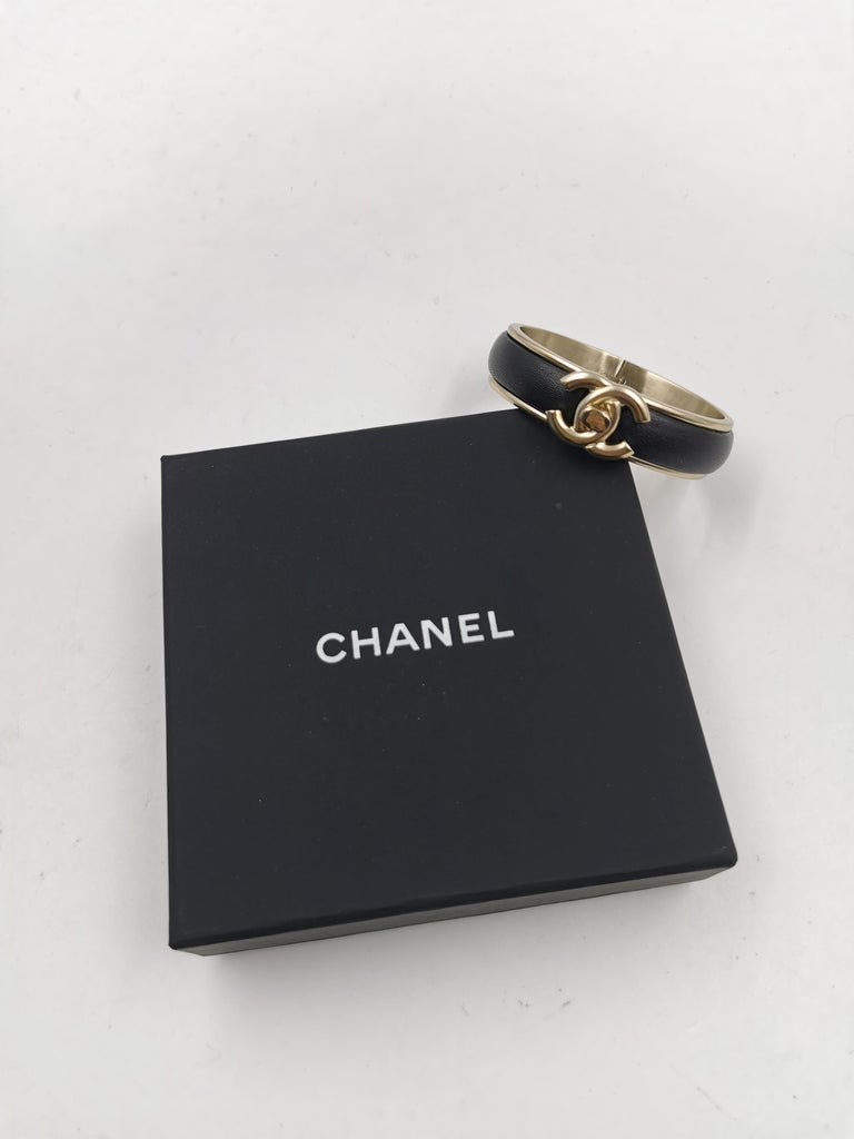 2021 CHANEL Black Leather CC Interlocking Matt Silver Bracelet Bangle ...