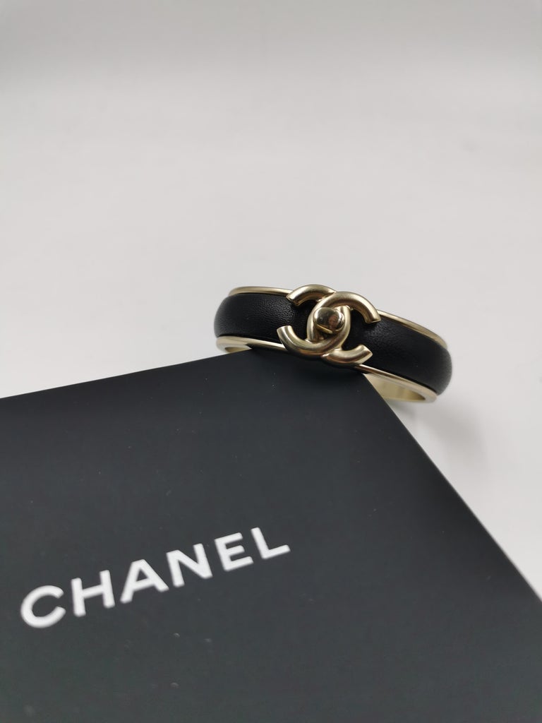 2021 CHANEL Black Leather CC Interlocking Matt Silver Bracelet Bangle ...