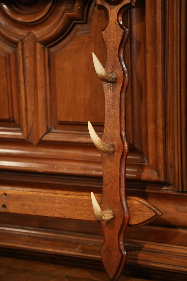 20th Century Black Forest Carved Gun Rack with Horns and Dog Head ...