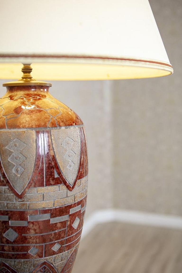 20th-Century Ceramic Table Lamp on Wooden Base For Sale at 1stDibs