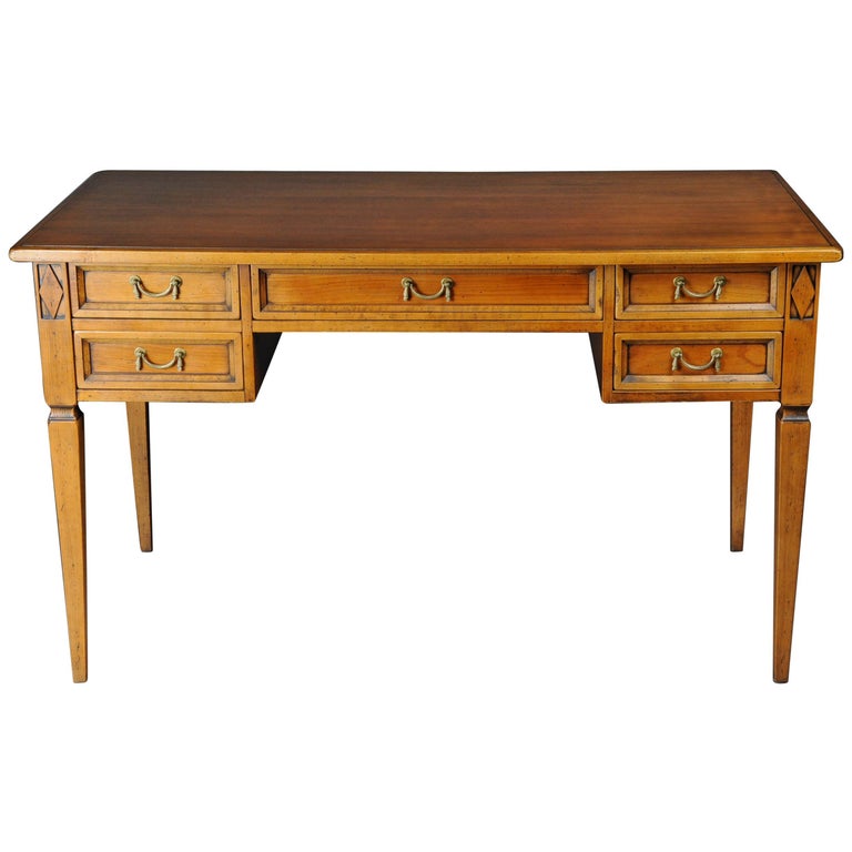 20th Century Classic Desk in the Style of Classicism For Sale at 1stDibs