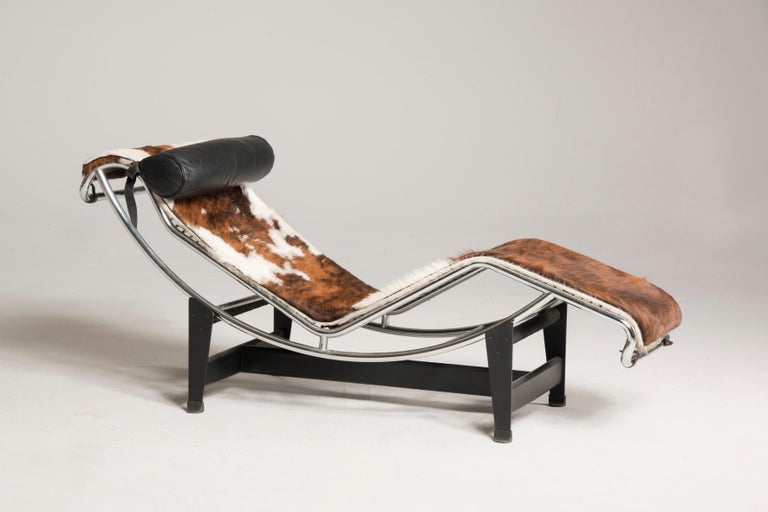 20th Century Design Icon Cassina LC4 Numbered Cow Fur Chaise Lounge at ...