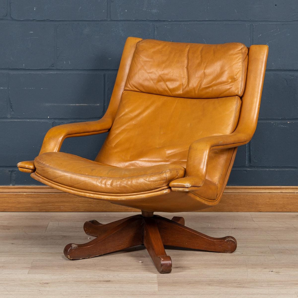 20th Century English Revolving Leather Lounge Chair For Sale at 1stDibs
