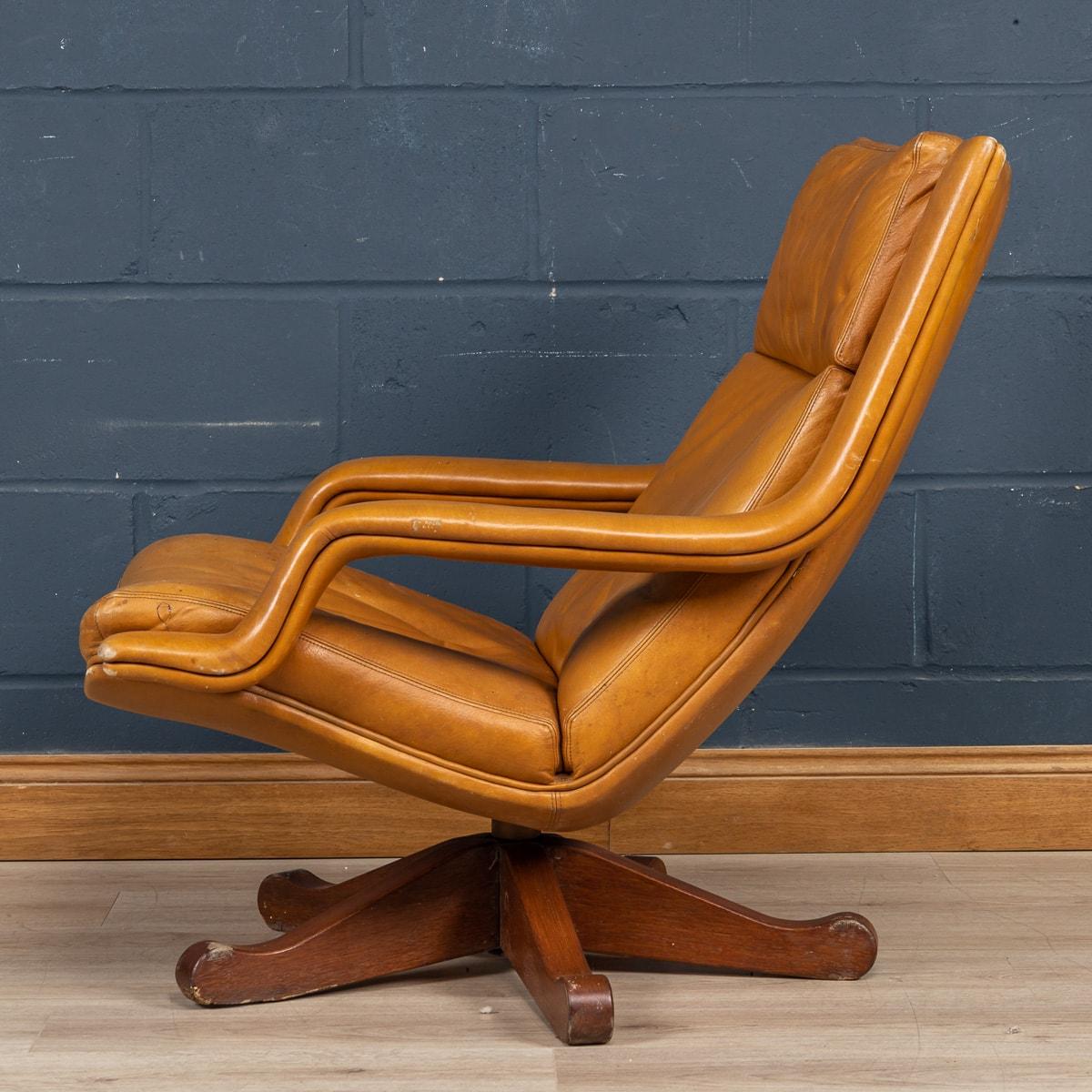 20th Century English Revolving Leather Lounge Chair For Sale at 1stDibs
